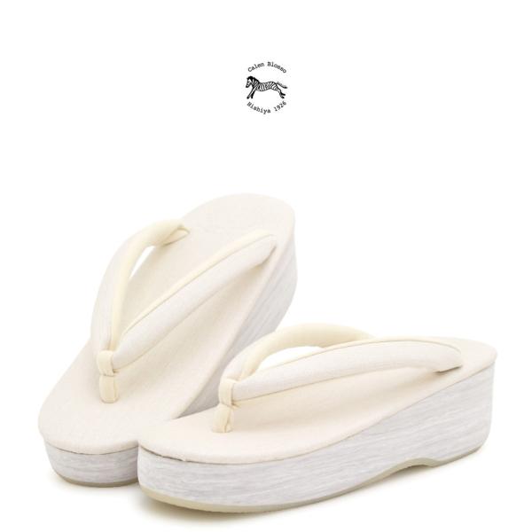 老舗ブランド「菱屋カレンブロッソ」のセミフォーマル向け草履■色台　白鼻緒　白■素材鼻緒　PVC（塩化ビニル） 本天　合成皮革先つぼ　合成皮革天　PVC（塩化ビニル） 台　EVA（エチレン酢酸ビニルコポリマー）底　クレープ（合成ゴム）■適応サ...