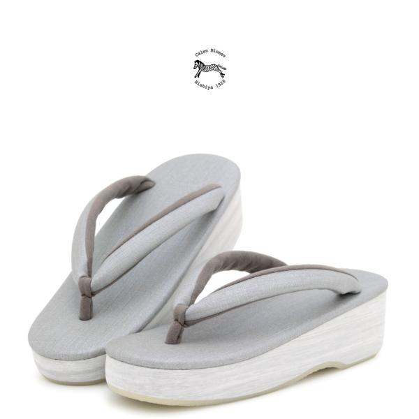 老舗ブランド「菱屋カレンブロッソ」のセミフォーマル向け草履■色台　灰色鼻緒　灰色■素材鼻緒　PVC（塩化ビニル） 本天　合成皮革先つぼ　合成皮革天　PVC 台　EVA（エチレン酢酸ビニルコポリマー）底　クレープ（合成ゴム）■適応サイズS　2...