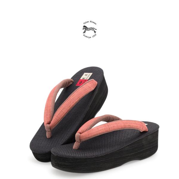 老舗草履屋「菱屋カレンブロッソ」のカジュアル向け草履■色台　黒鼻緒　赤茶色■素材鼻緒　麻本天　合成皮革（ポリエステル80％・ポリウレタン20％）先つぼ　合成皮革天　ナイロン台　EVA底　クレープ（合成ゴム）■適応サイズS　22.5cm〜23...