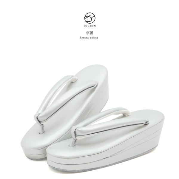 シンプルで合わせやすいフォーマル向けレディース草履■色台　銀色鼻緒　銀色■素材合成皮革■サイズ目安足がおさまるサイズ、または履いた時に踵が少し出るサイズがおすすめです。和装の履物は、台よりも少しかかとが出る方が粋で格好良いとされています。■...