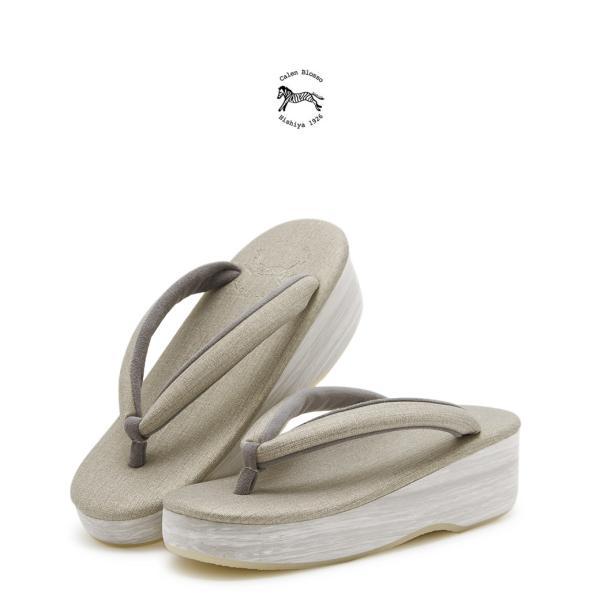 老舗草履屋「菱屋カレンブロッソ」のカジュアル向け草履■色台　ライトグレー鼻緒　灰色■素材鼻緒：PVC本天：合成皮革先つぼ：合成皮革天：PVC台：EVA（エチレン酢酸ビニルコポリマー）底：クレープ（合成ゴム）■適応サイズS：22.5〜23.5...