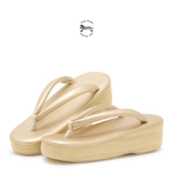 老舗ブランド「菱屋カレンブロッソ」のセミフォーマル向け草履■色台　金色鼻緒　金色■素材鼻緒　本革（牛革にマット加工）本天　合成皮革先つぼ　合成皮革天　本革（牛革にマット加工）台　EVA底　クレープ（合成ゴム）■適応サイズS　22.5cm〜2...