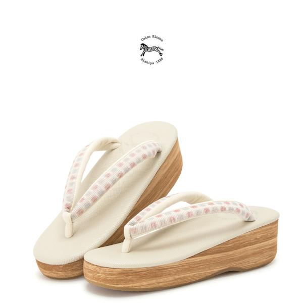 『菱屋カレンブロッソ』カジュアルな着物におすすめな草履■色台　ライトベージュ鼻緒　赤や水色■素材鼻緒　プリズム（正絹）本天　合成皮革先つぼ　合成皮革天　ギアナ（牛革にリザード柄を型押し）台　EVA底　クレープ（合成ゴム）■適応サイズS　22...