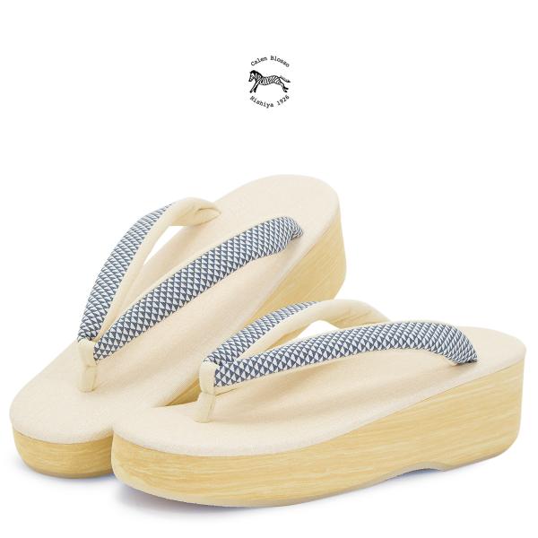 『菱屋カレンブロッソ』カジュアルな着物におすすめな草履■色台　ベージュ鼻緒　青と白■素材鼻緒素材　博多織（正絹）本天素材　合成皮革先つぼ素材　合成皮革天の素材　PVC台の素材　EVA底の素材　クレープ（合成ゴム）■適応サイズS　22.5〜2...