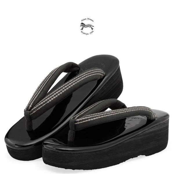 『菱屋カレンブロッソ』のカジュアルな着物におすすめな草履■色黒■素材鼻緒　合成皮革（ポリエステル・ポリウレタン）、スパンコール本天　合成皮革先つぼ　合成皮革天　本革エナメル台　EVA（エチレン酢酸ビニルコポリマー）底　ビブラムソール■サイズ...