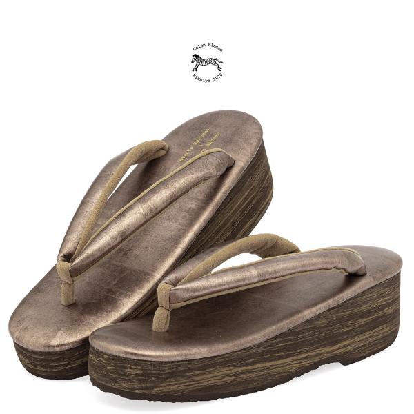 『菱屋カレンブロッソ』のカジュアルな着物におすすめな草履■色台　ココア鼻緒　ブロンズ■素材鼻緒素材　本革（牛）本天素材　合成皮革先つぼ素材　合成皮革天の素材　本革（牛）台の素材　EVA（エチレン酢酸ビニルコポリマー）底の素材　クレープ（合成...