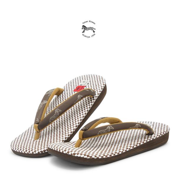 老舗の草履屋『菱屋カレンブロッソ』のZETTA■色台　茶と白鼻緒　茶■素材鼻緒素材　ポリエステル・ナイロン本天　合成皮革（ポリエステル80％・ポリウレタン20％）先つぼ　合成皮革（ポリエステル80％・ポリウレタン20％）天　ナイロン台　EV...