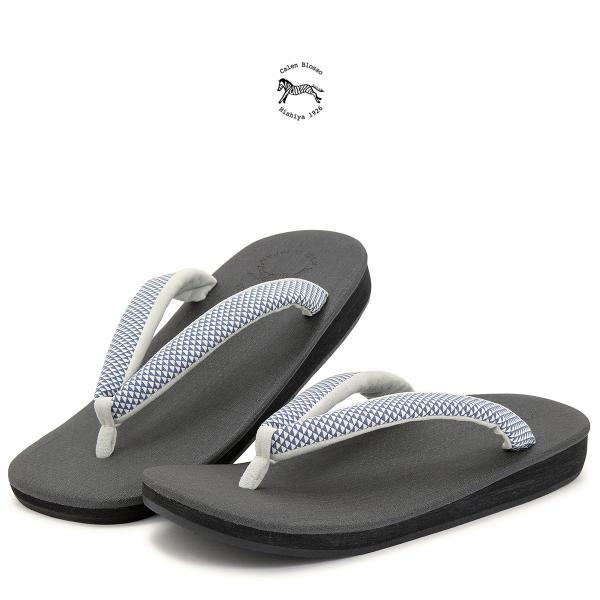 老舗の草履屋『菱屋カレンブロッソ』のZETTA■色台　黒鼻緒　青に白■素材鼻緒素材　江戸小紋（正絹）本天素材　合成皮革先つぼ素材　合成皮革天の素材　PVC台の素材　EVA（エチレン酢酸ビニルコポリマー）底の素材　クレープ（合成ゴム））■適応...