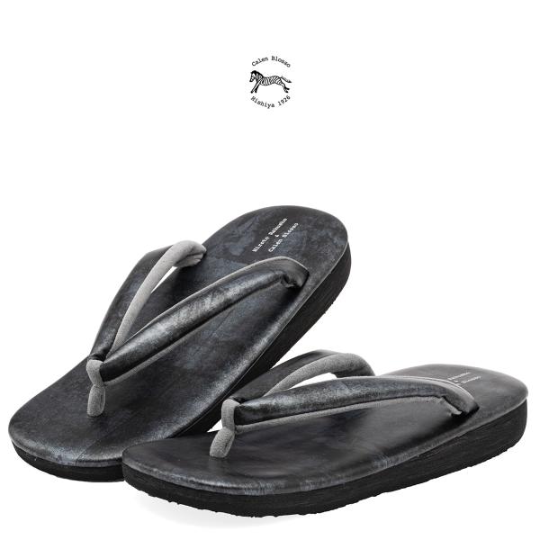 箔工芸作家「裕人礫翔」と鼻緒専門メーカー「菱屋」コラボのZETTA■色台　ブラック天・鼻緒　ダークグレー■素材鼻緒　本革（牛）本天　合成皮革先つぼ　合成皮革天　本革（牛）台　EVA（エチレン酢酸ビニルコポリマー）底　ビブラムソール■適応サイ...