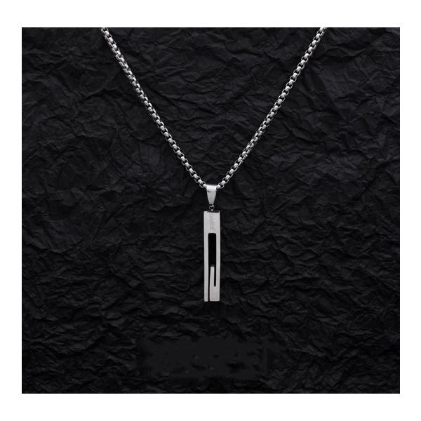 24-R233チェーン部分長さ：約 60cm/70cm トップのサイズ：約4cm×0.6cm素材：925製シルバー洗練された大人の男性にふさわしい、シルバー925製の幾何学デザインネックレス。長方形の立方体をモチーフにした、ヴィンテージテイ...