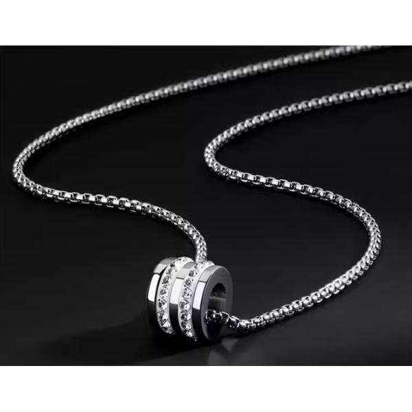 24-R239チェーン部分長さ：約 50cm/60cm/70cm /80cmトップのサイズ：約1.4cm×1.1cm 素材：925製シルバー指輪が回転するという独創的なメカニズムを備えた、未来型ジュエリーネックレス。スターリングシルバー92...