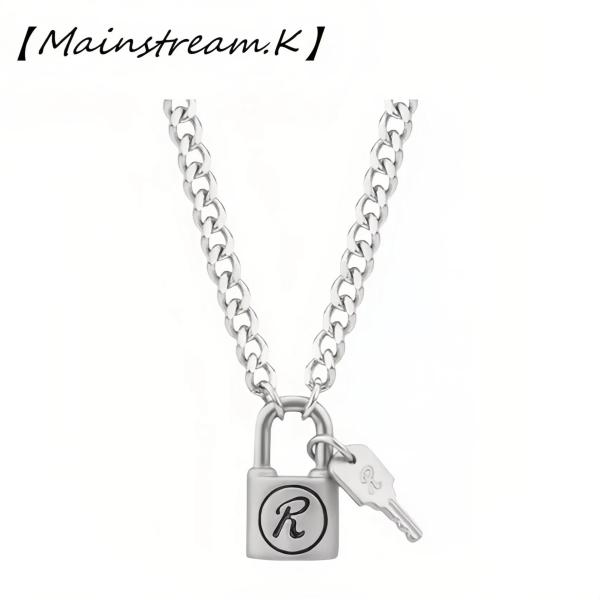 24-R594チェーン部分長さ：約 40cm+5cm/45cm+5cm素材：チタン鋼工業用デザインを昇華した、チタン鋼製南京錠型ペンダントネックレス。40cmベース＋5cm調整可能なチェーンが、レディースはデコルテに、メンズは胸元に程よいア...
