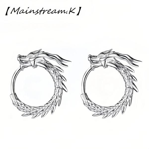 24-R595素材：シルバー925銀サイズ：外径約14mm x 14mm重量：約2.8g東洋の神秘と西洋のパンクスピリットを融合した、本格派ドラゴンデザインイヤーカフ。シルバー925銀を使用した高品質な両耳用ペアアクセサリーで、龍の鱗や爪の...