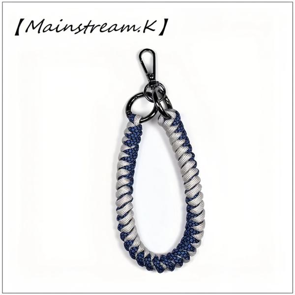 25-R095スマホショルダーストラップは、日常生活で欠かせないスマートフォンを安全かつスタイリッシュに持ち運ぶための実用的なアクセサリーです。高品質な編み込み紐を使用したこのストラップは、耐久性と美しさを兼ね備えており、長期間の使用にも耐...