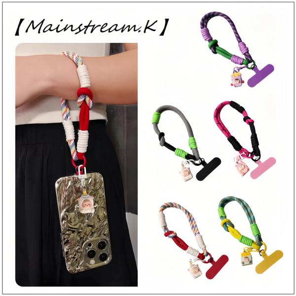 26-R031こスマホショルダーストラップは、日常使いに最適なファッショナブルで機能的なアクセサリーです。編み込みデザインの紐が特徴的で、鮮やかなカラーバリエーションからお選びいただけます。可愛らしいフードと赤ちゃんのチャームが付いており、...
