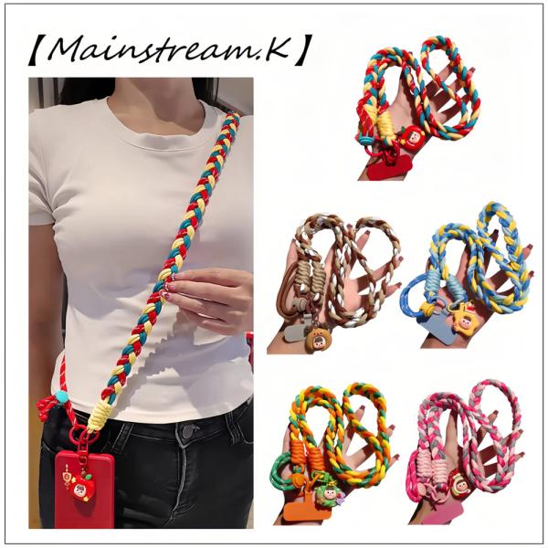 26-R033このスマホショルダーストラップは、日常使いに最適な便利アイテムです。太めの編み込み紐デザインが特徴で、丈夫で長持ちする作りになっています。肩掛けや首掛けとして使用でき、両手を自由に使いたいときに大変便利です。挟み込みチップ式な...