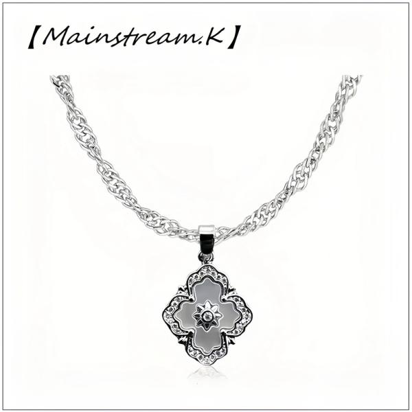 26-R038この美しい四つ葉モチーフのペンダントネックレスは、シルバー925(S925)素材を使用した高品質なアクセサリーです。チェーンの長さは50cmで、さらに5cmの調整チェーンが付いているため、お好みの長さに調整可能です。四つ葉のク...