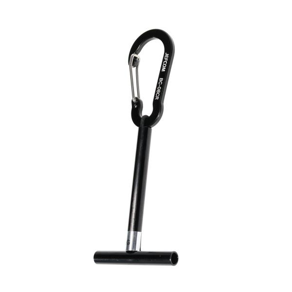 製品特長カラビナ付で着脱簡単なテープフッカー●ビニールテープ専用●腰道具のフックやD環に取り付けるだけ●MAX4個まで■ 仕様・本体サイズ・質量：60mm×10mm×160mm・20g・材質　 本体：アルミパイプ+黒粉体塗装・ゴム紐、カラビ...