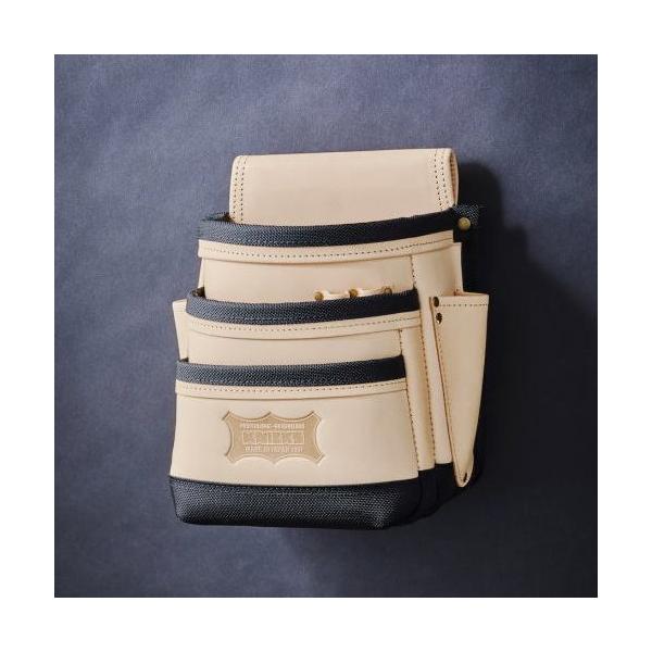 総ヌメ革使用3段腰袋(バリスティック生地補強タイプ)従来では使用されていない、限界まで削り加工仕上げをしたヌメ革を使用●縫製糸は8番手の太い糸を使用（通常は20番手）●止め金具は、強度のある銅鋲を使用●太陽に当たると、自然に色が変化します。...