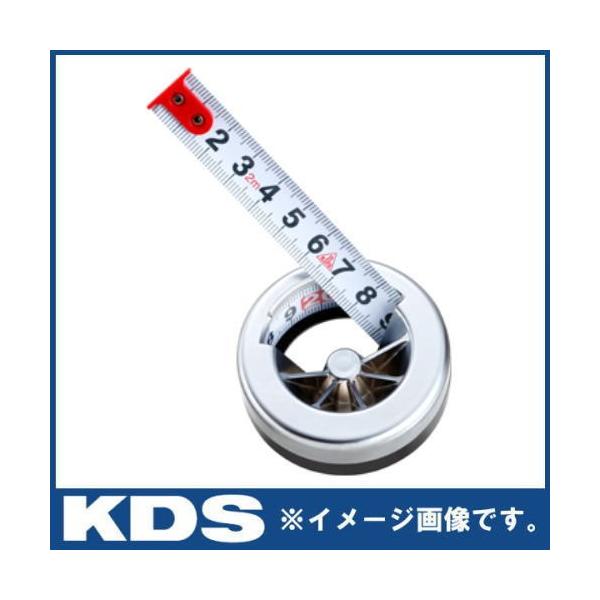 シンプルで握りやすい丸型デザイン。寸法を測定する機能に特化。両面目盛。（表：通常目盛、裏、追い番ミリ目盛）突当て測定専用。（先端部の外側が0基点）軽量サテンメッキ（ABS樹脂）ケース。ケース直径：約59mm、厚さ：約24mm。テープ材質：ア...