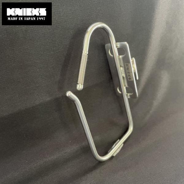 SUS着脱タイプテープフッカー SUS-TF50mm幅コーテープ挿入可能上部バネ部分が破損した場合、バネ部分を交換(別売1袋5本入り)する事ができます。素材：SUS重さ：65g交換部品：上部バネ使用上のご注意本体装着バネにゆるみが出る場合が...