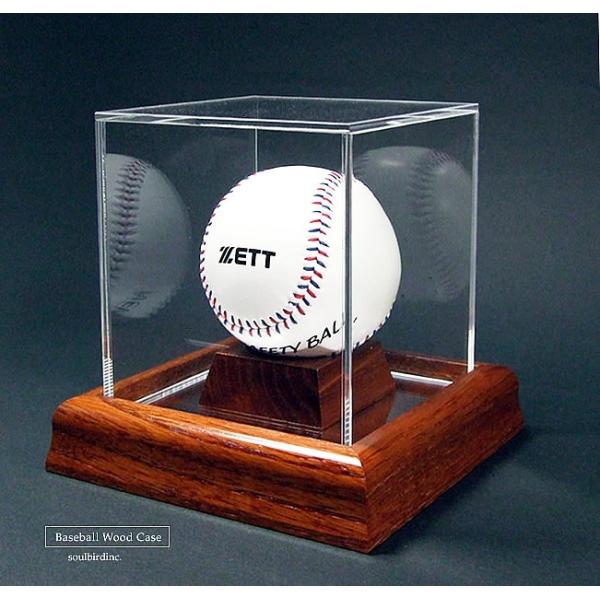有名選手のサインボールや、記念の野球のボールをいつまでも大切に飾れる野球ボール用ケースです。　紫外線をカットしキズやホコリからボールを守ります。台座・野球ボールスタンドはオーク無垢で重厚に仕上げ、底面のミラーにより野球のボールを引き立てます...