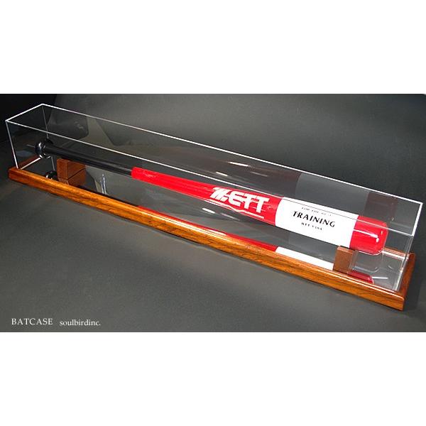 「もっと高級な木材をつかったケースが欲しい！」木目が特徴的なオーク材を使用したバットケースを御用意しました。３６０度　全ての角度からバットを見る事ができます。UVカットのアクリルを使用しサインバットを保護。台座のミラーにより大切なバットを引...