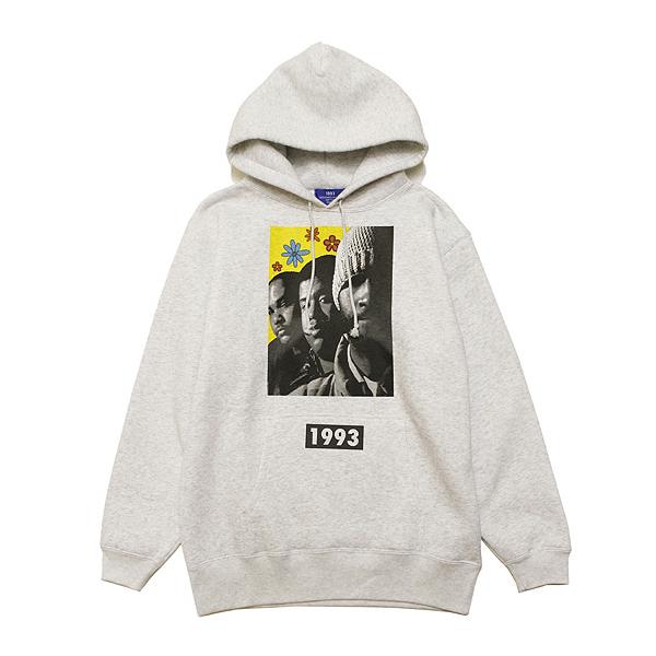 90年代を代表するUS NEWYORKのヒップホップグループDE LA SOUL（デラソウル）のメンバーフォトにお馴染みのデイジーフラワーを落とし込んだデザイン。肉厚で柔らかい質感の裏起毛のスウェット地を使用したパーカーです。[ ブランド ...