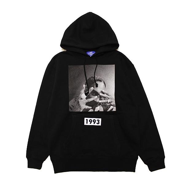 90年代に撮影されたUSヒップホップの重鎮ラッパー、SNOOPDOGG（スヌープドッグ）のフォトを落とし込んだデザイン。肉厚で柔らかい質感の裏起毛のスウェット地を使用したパーカーです。[ ブランド ] 1993 DESIGNED WORLD...