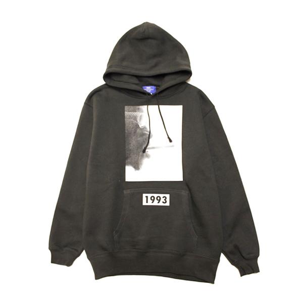 90年代に撮影されたジャマイカ キングストン出身のレゲエアーティスト、BOUNTY KILLER（バウンティキラー）のフォトを落とし込んだデザイン。肉厚で柔らかい質感の裏起毛のスウェット地を使用したパーカーです。[ ブランド ] 1993 ...