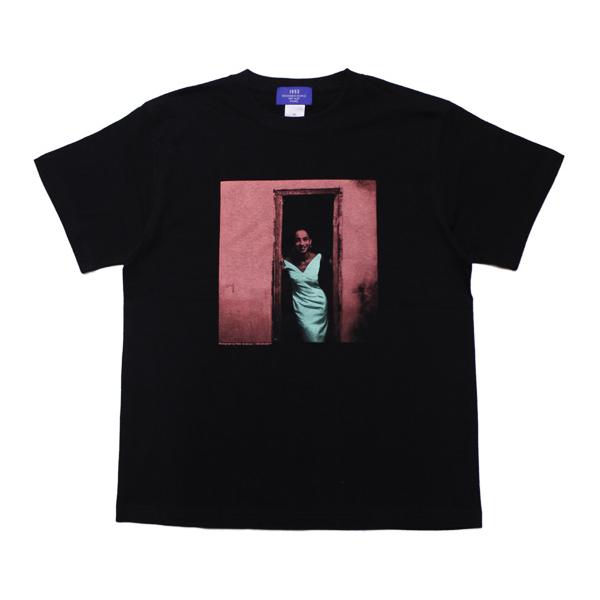 UKの人気バンド、SADE（シャーデー）のボーカルであるSADE ADUのフォトを落とし込み、肉厚なボディを使用したTシャツです。[ ブランド ] 1993 DESIGNED WORLD HIPHOP/1993デザインワールドヒップホップ[...