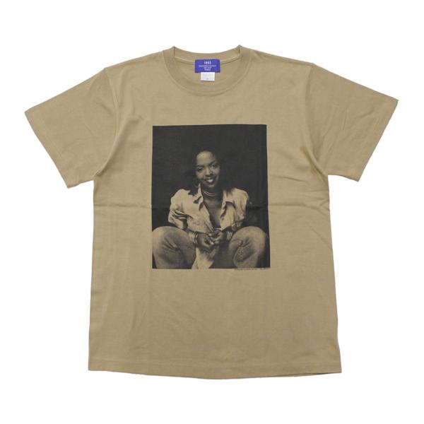 USヒップホップグループ、THE FUGEES（フージーズ）のメンバーでラッパー/R&amp;Bシンガー、LAURYN HILL（ローリンヒル）のフォトを落とし込み、肉厚なボディを使用したTシャツです。[ ブランド ] 1993 DESIG...
