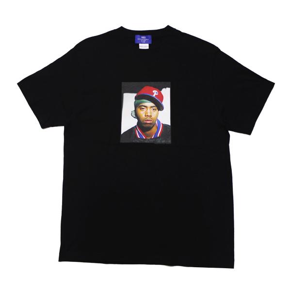 90年代に撮影されたNYを代表するキングオブMCことラッパー、NAS（ナズ）の貴重なフォトを落とし込み、肉厚なボディを使用したTシャツです。[ ブランド ] 1993 DESIGNED WORLD HIPHOP/1993デザインワールドヒッ...