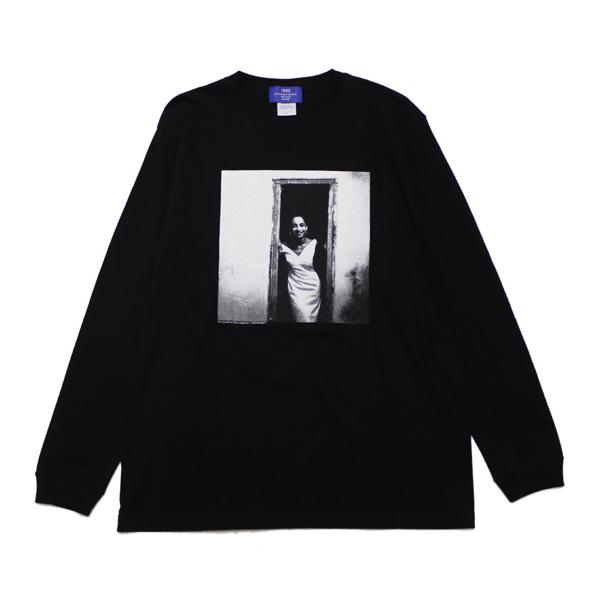 90年代に撮影されたUKの人気バンド、SADE（シャーデー）のボーカルであるSADE ADUの貴重なフォトを落とし込み、肉厚なボディを使用した長袖Tシャツです。[ ブランド ] 1993 DESIGNED WORLD HIPHOP/1993...