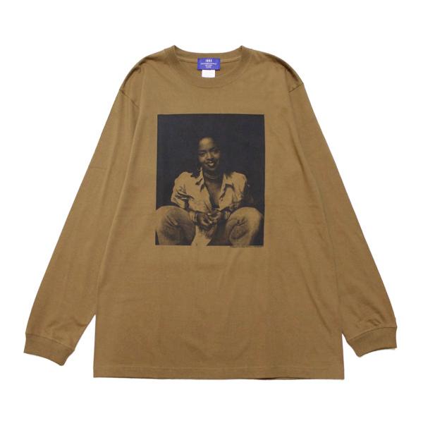 USヒップホップグループ、THE FUGEES（フージーズ）のメンバーでラッパー/R&amp;Bシンガー、LAURYN HILL（ローリンヒル）のフォトを落とし込み、肉厚なボディを使用した長袖Tシャツです。[ ブランド ] 1993 DES...