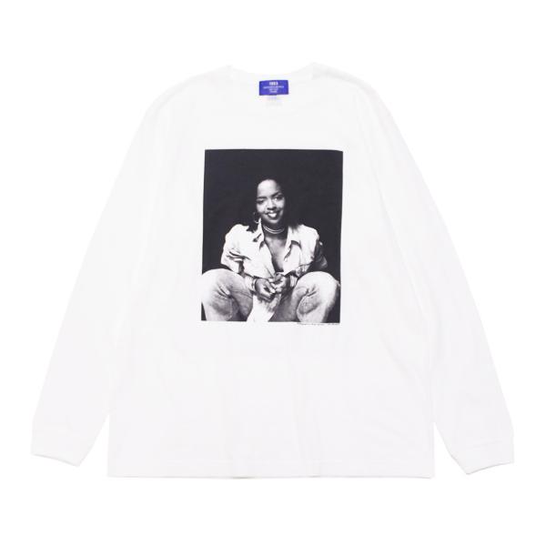 90年代に撮影されたUSヒップホップグループ、THE FUGEES（フージーズ）のメンバーでラッパー/R&amp;Bシンガー、LAURYN HILL（ローリンヒル）の貴重なフォトを落とし込み、肉厚なボディを使用した長袖Tシャツです。[ ブラ...