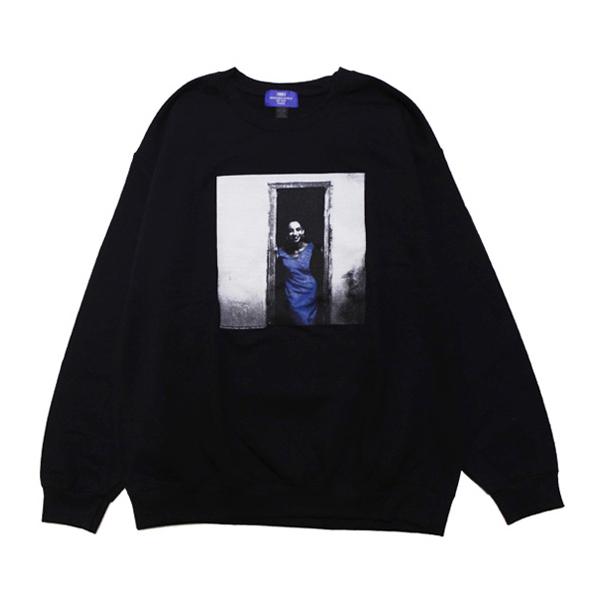 90年代に撮影されたUKの人気バンド、SADE（シャーデー）のボーカルであるSADE ADUの貴重なフォトを落とし込み、やや肉厚な裏起毛のスウェット地を使用したトレーナーです。[ ブランド ] 1993 DESIGNED WORLD HIP...