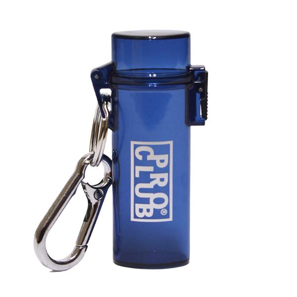 カラビナキーホルダーが付いたプラスチック製のライターケース。BICブランドのレギュラーサイズのライターに適合し、ケース内部の開口部は防水するためにゴム製ガスケットで裏打ちされています。ケース部分にプロクラブロゴ、キーホルダークリップにはブラ...