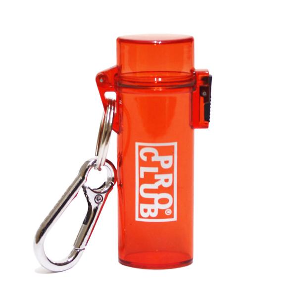 カラビナキーホルダーが付いたプラスチック製のライターケース。BICブランドのレギュラーサイズのライターに適合し、ケース内部の開口部は防水するためにゴム製ガスケットで裏打ちされています。ケース部分にプロクラブロゴ、キーホルダークリップにはブラ...