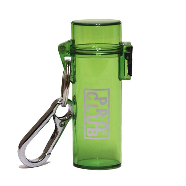 カラビナキーホルダーが付いたプラスチック製のライターケース。BICブランドのレギュラーサイズのライターに適合し、ケース内部の開口部は防水するためにゴム製ガスケットで裏打ちされています。ケース部分にプロクラブロゴ、キーホルダークリップにはブラ...