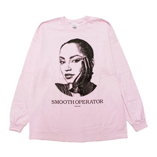 UKの人気バンド、SADE（シャーデー）のボーカルであるSADE ADUの似顔絵を描いたプリントデザインの長袖Tシャツです。[ ブランド ] RAP ATTACK/ラップアタック[ 商品名 ] SMOOTH OPERATOR L/S TEE...