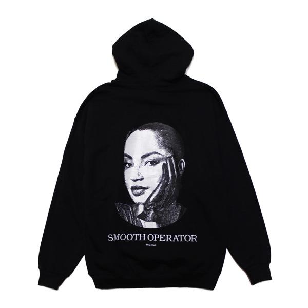 UKの人気バンド、SADE（シャーデー）のボーカルであるSADE ADUの似顔絵を描いたバックプリント、フロント左胸にロゴプリントを落とし込んだデザイン。身幅、肩幅がゆったりとしたワイドシルエットの裏起毛のスウェット地を使用したパーカーです...