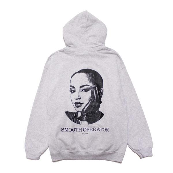 UKの人気バンド、SADE（シャーデー）のボーカルであるSADE ADUの似顔絵を描いたバックプリント、フロント左胸にロゴプリントを落とし込んだデザイン。身幅、肩幅がゆったりとしたワイドシルエットの裏起毛のスウェット地を使用したパーカーです...