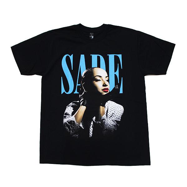 UKの人気バンド、SADE（シャーデー）のボーカルであるSADE ADUのフォトを落とし込んだデザインのTシャツです。※サイズによって首裏タグの仕様違いがありますが、予めご了承お願いいたします。[ ブランド ] THREADS ON DEM...