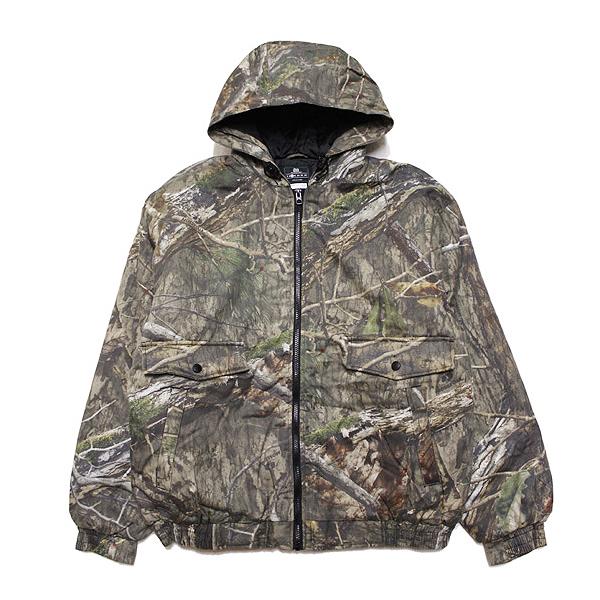 MOSSYOAK社（モッシーオーク）カントリーディーエヌエーのリアルツリー柄を使用した中綿ジャケット。柔らかい質感のコットンツイル地にフロントは両サイドポケット、フラップポケットと内ポケットを配したデザイン。身幅、肩回りがゆったりとしたワイ...