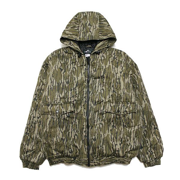 MOSSYOAK社（モッシーオーク）ボトムランドのカモフラージュ柄を使用した中綿ジャケット。柔らかい質感のコットンツイル地にフロントは両サイドポケット、フラップポケットと内ポケットを配したデザイン。身幅、肩回りがゆったりとしたワイドシルエッ...