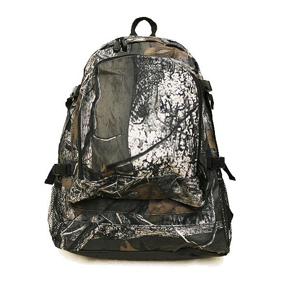 耐久性もあるしっかりとしたポリエステル地のリアルツリー柄を使用したバックパック。メイン収納はフラップ型のダブルジッパー開封でフロント部分にジップポケット、両サイドにウォーターボトル用のメッシュポケットを配したデザイン。ショルダーと背面はパッ...