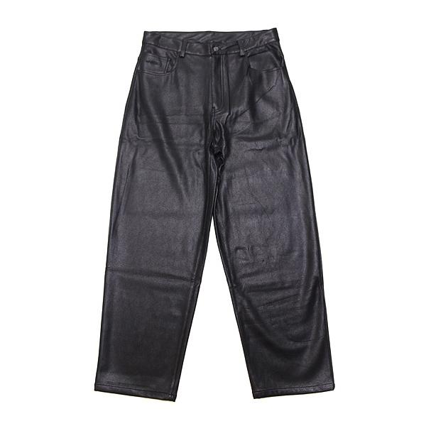 柔らかい質感のフェイクレザーを使用したレザーパンツ。5ポケットのクラシックなデザインでフロント右コインポケットにさり気なくロゴ刺繍、バックポケットにレザーパッチ刺繍を落とし込んでいます。程よく太めなルーズフィットで、裾に向かってやや緩やかな...