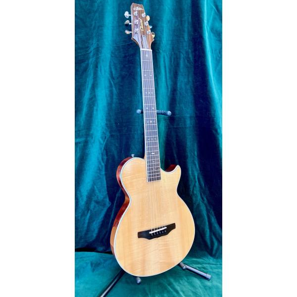 マホガニーをくりぬいたボディにフレイムメイプルトップを組み合わせたエレクトリックアコースティックギター。厚さたった55mmのボディはレスポールにサイズ感が近く、ネックも細くて握りやすいのでエレキからの持ち替えも違和感なし！初心者の方の第一歩...