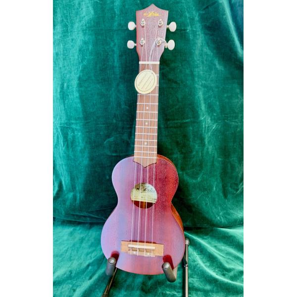 シンプルなデザインとつや消し塗装により、落ち着いた雰囲気を醸し出すソプラノ・ウクレレ。マホガニー材の採用による柔らかく甘いサウンドが特徴です。ギア式ペグの採用によるチューニングのしやすさも魅力。こちらの商品は新品になります。ソフトケースが付...